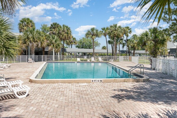 Charming Suite: Smart Tv, Modern Amenities & Pool Access - Kissimmee, FL