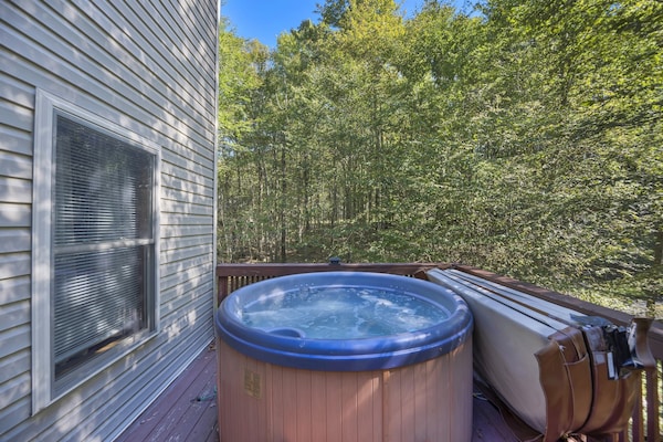 Wooded Bliss Chalet ~ Hot Tub, Fireplace, Fire Pit, Bbq Grill - Arrowhead Lake, PA
