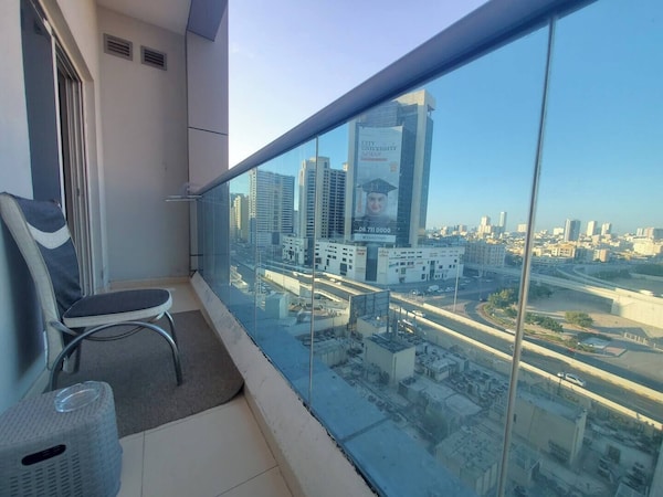 Cozy Apartment In Ajman With Big Balcony, Wifi, Ac - Sharjah