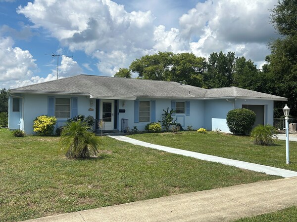 Charming 3-bedroom House With Lake Views In Serene Spring Hill - Weeki Wachee, FL