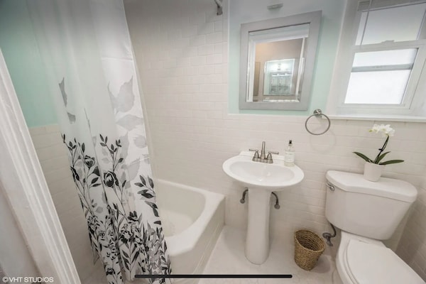 Safe Neighborhood W/parking Walk To Pubs, Shops, Cafes & Train; 25mins To Nyc - Yonkers, NY