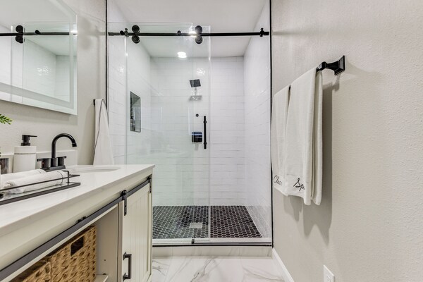Charming, Nicely Furnished, 4-bedroom House In Richardson - Garland, TX