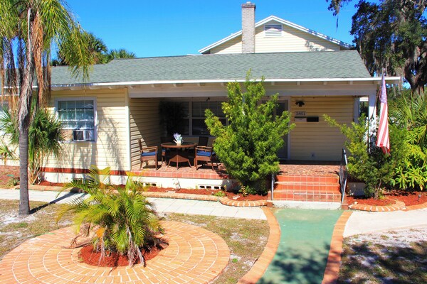 Charming 2-bedroom Apartment With Shared Pool, Frontyard Wifi, Ac - St. Petersburg