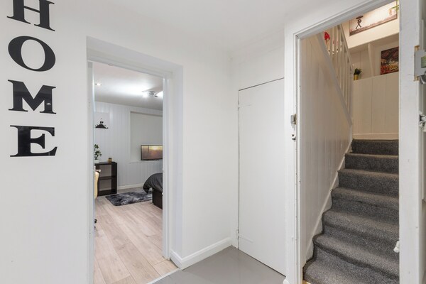 Stylish One-bedroom Flat With Private Amenities  Your Home Away From Home! - Islington - London