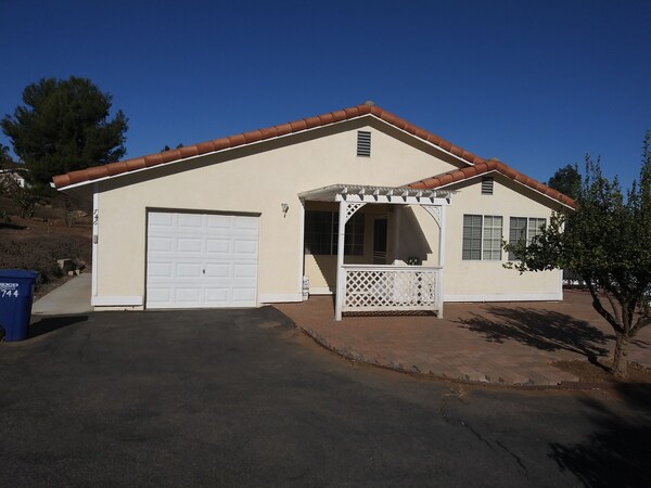 Charming 2-bedroom Cottage In Fallbrook, Ca With Tv, Wifi, And Ac. - Temecula, CA