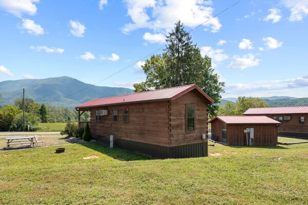 Smoky Bears Den~tiny Home - Pigeon Forge, TN