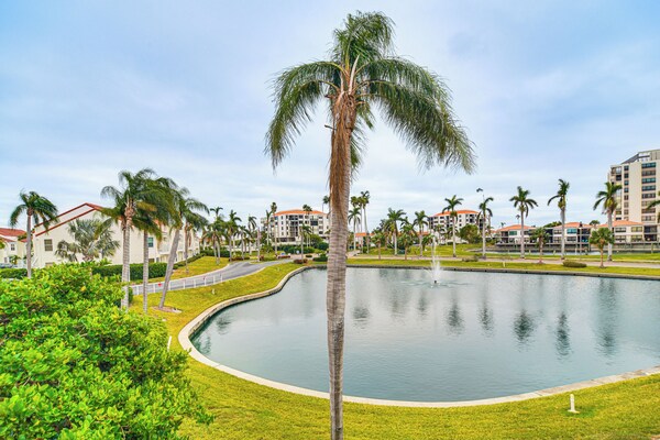 Resort Perks: Condo W/ Private Balcony In St Pete! - St. Petersburg, FL