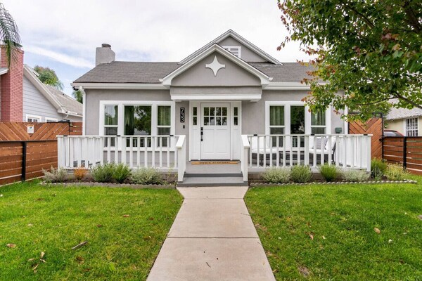 Charming Hollywood Bungalow With Private Parking - Hollywood, CA