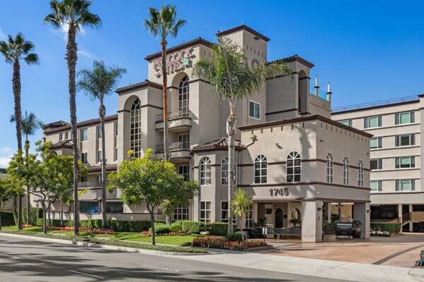 Wyndham Peacock Suites - Spacious 1 Bedroom - Anaheim, CA