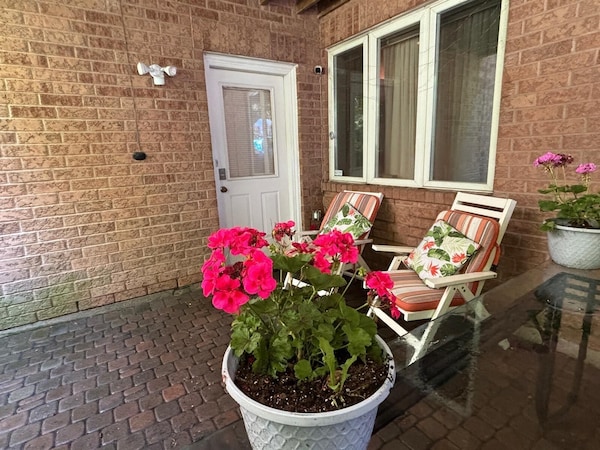 Cozy One Bedroom Basement Apt With Free Parking - Vaughan