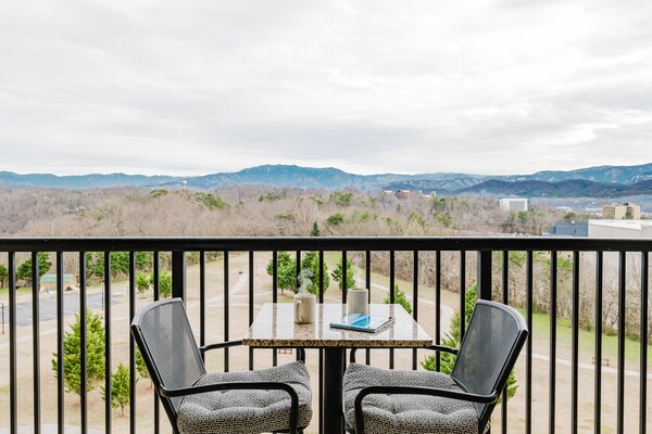 Penthouse, Prime Location, Fantastic Mountain Views, 1-bedroom Condo, Sleeps 6 - 田納西州