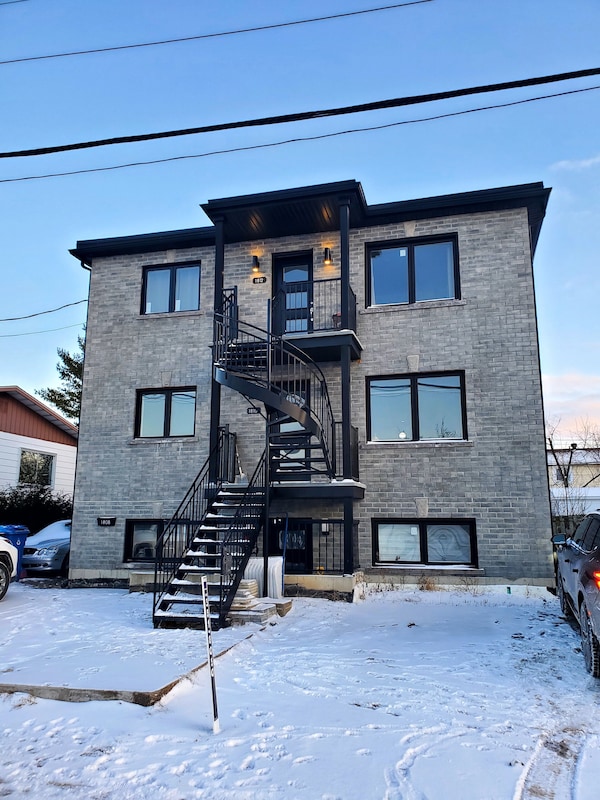 Charming Retreat Near Montreal: Sleeps 7, Pet-friendly, Free Parking! - Longueuil