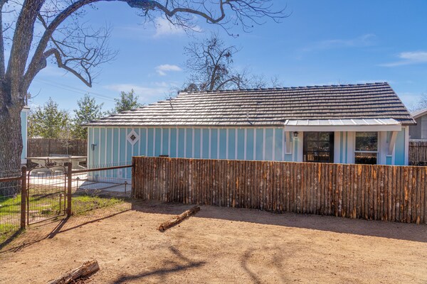 Alphonse Cottage | 3 Blocks To Main | Cute & Cozy - Fredericksburg