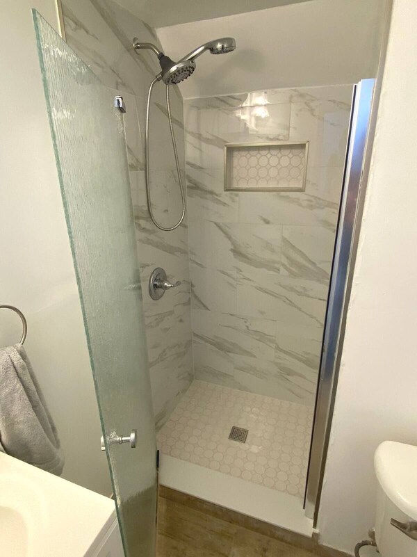 Chic 1-bedroom With Wifi And Ac, Centereach Apartment Near Stonybrook University - Stony Brook, NY