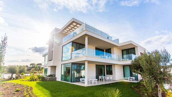 Escape To Luxury In The Monte Rei 3-bedroom Penthouse Apartment With A Communal Heated Pool And Stunning Views - Monte Gordo