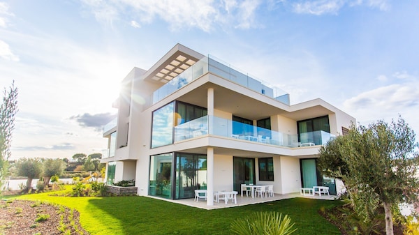 Heated Pool, Lush Gardens, And Air Conditioning At Monte Rei. - Altura