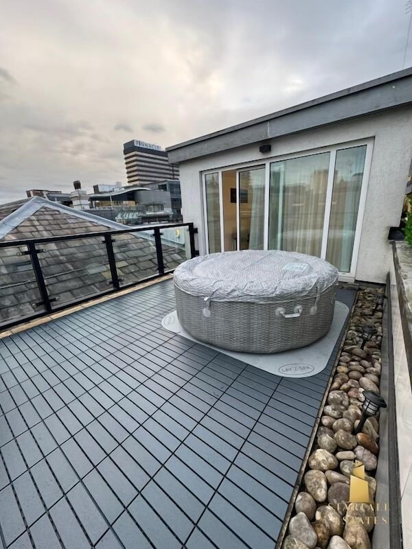 Leeds Apt - Hottub - Sleeps 6 - Special Occasions - Leeds
