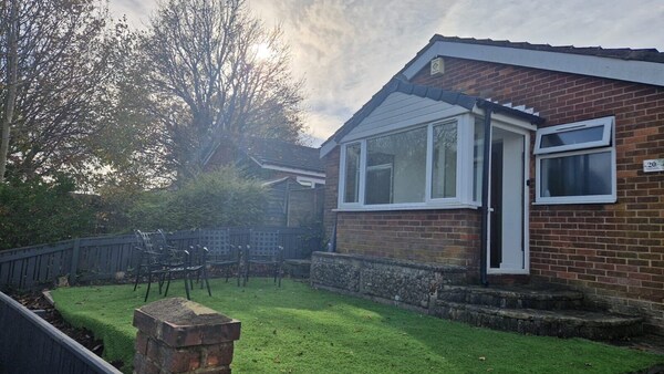 Amani 2-bed Bungalow - Sleeps 4 - Pet Friendly - Durham