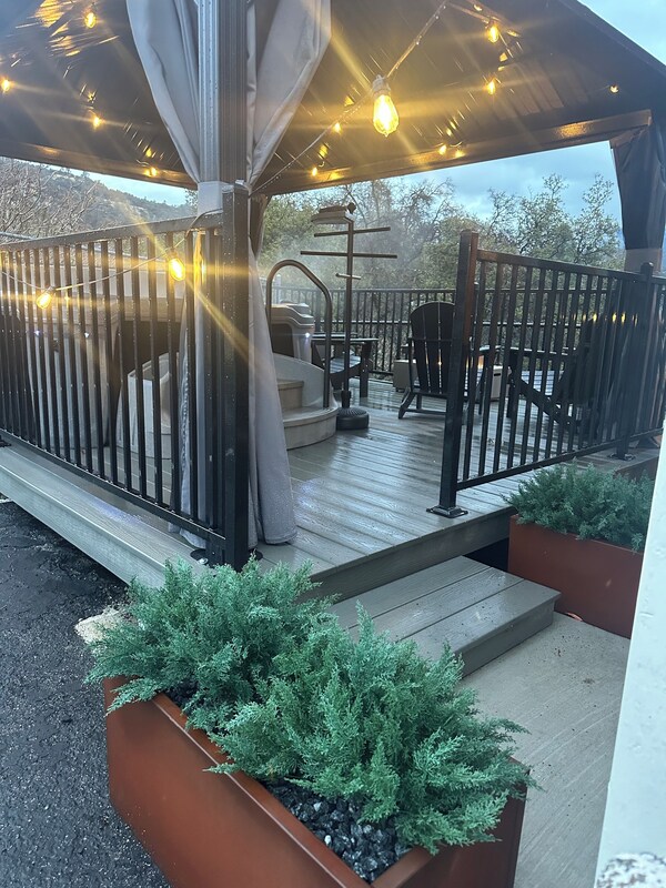 The Lookout! A Romantic Getaway With Spa & Views! - Oakhurst, CA