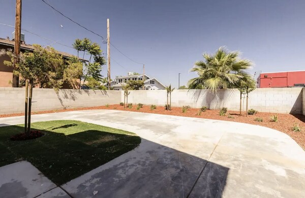 Downtown Hanford Getaway - New 4 Bed, 3 Bedroom, 2.5 Bath - Lemoore, CA