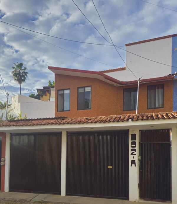 House Located In A Residential Area, 3 Blocks Away From Colosio Park. - Oaxaca
