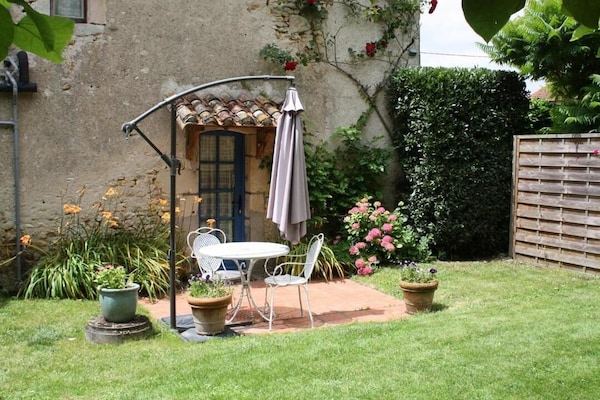Idyllic Studio Gite In Rural Stunning French Countryside With Pool - Montmorillon