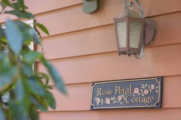 Escape To Tranquility In This Charming Ballarat Cottage, Perfectly Located In The Heart Of Town - Ballarat