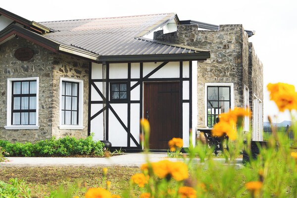 Nestled With Warm Hospitality, Intercontinental Cuisine And Panoramic View - Nuwara Eliya