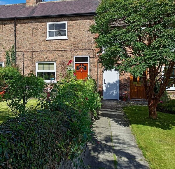 Laburnum Cottage. Long Enclosed Dog Friendly Garden Leading To The Beck. - Bedale