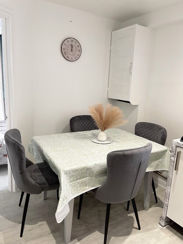 Stanton- Stylish 2 Bed - Romford