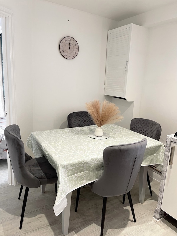 Stanton- Stylish 2 Bed - Romford