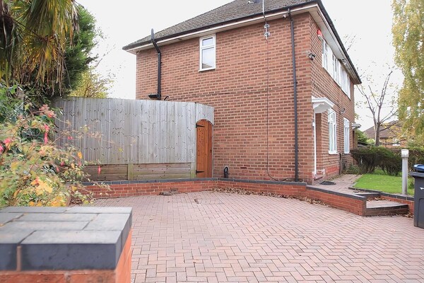 Charming 2-bedroom House In Erdington, Birmingham With Wifi Access, Sleeps 6 Max - Birmingham