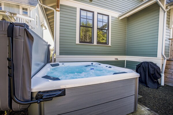 *New* Hygge On Hilltop: Hot Tub! - Copalis Beach, WA