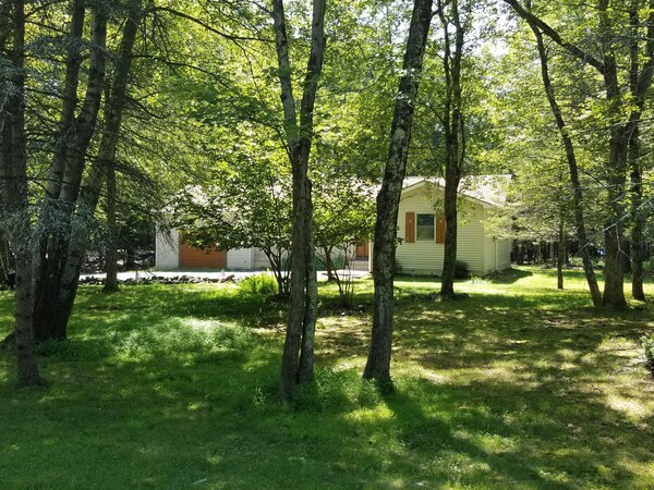 Serenity & Fun Cozy Pocono Cabin! Family Friendly Beach /Lake/pool & Playgrounds - Jim Thorpe, PA
