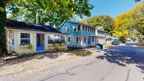 422 Oak Ave Charming Two Bedroom Close To The Lake And Downtown! - Marblehead, OH