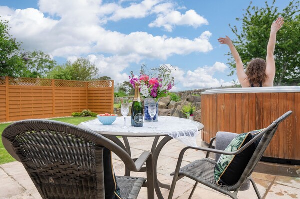 Farm Cottage Retreat, With A 6-person Hot Tub. 5 Minutes Outside St.andrews. - East Neuk
