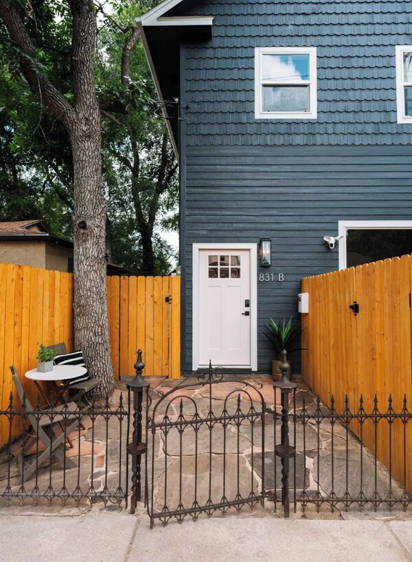 The Carriage House - Pikes Peak Views - Guesthouse- Central Location - Colorado Springs, CO