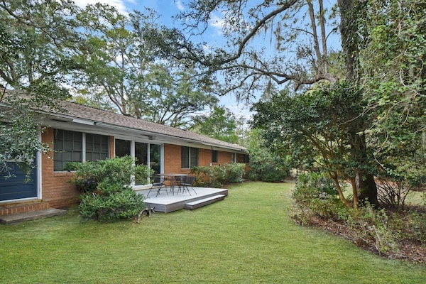Lanier Cottage - Cozy Home Within Walking Distance To The Beach - Jekyll Island, GA