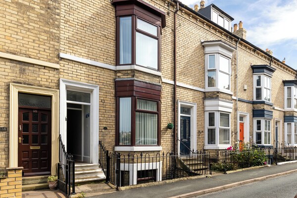 Elegant Spacious 4 Bedroom Terrace, 2 Bathrooms, Dining Kitchen & Outdoor Space - Whitby