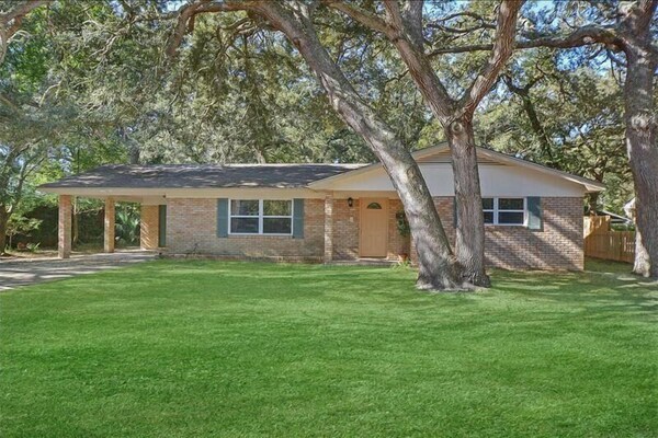 Perry's Manor - Cozy Home Walkable To Beach - Jekyll Island, GA