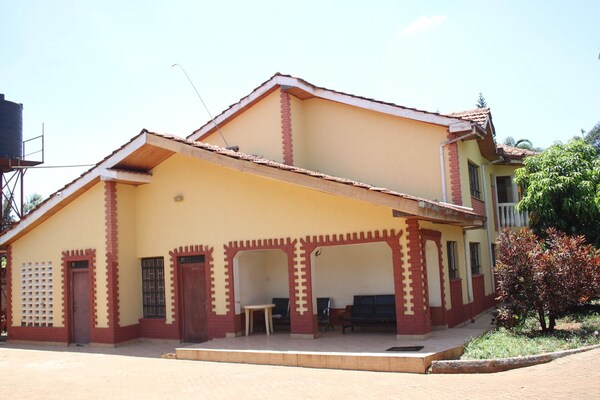 Luxurious 9-bedroom Mansion In Nairobis Serene Thome 5, Near Malls And Dining. - Nairobi
