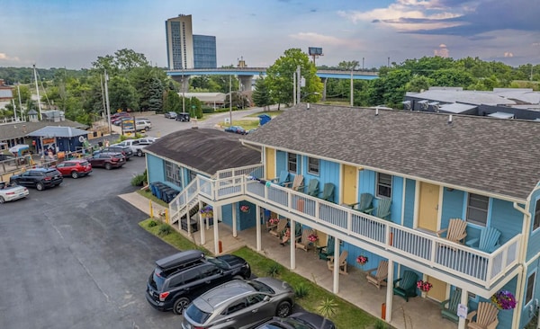 A Suite Place .5 Mi From Beach - Michigan City, IN