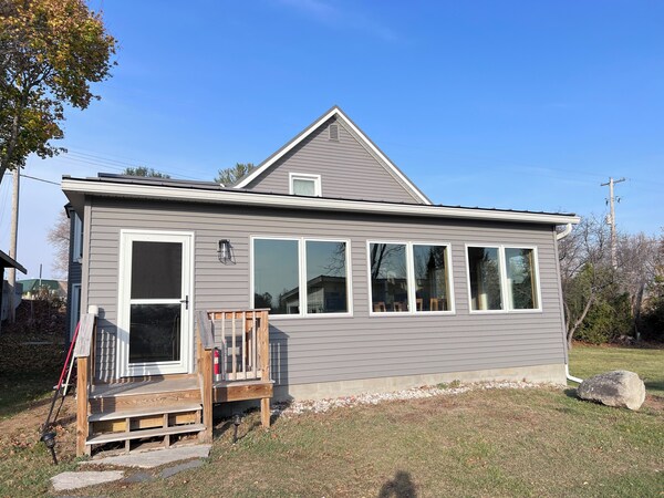 Spacious Downtown Alanson Riverfront Cabin With Amenities- 10-12 Guests - Indian River, MI