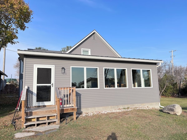 Spacious Downtown Alanson Riverfront Cabin With Amenities- 10-12 Guests - Indian River, MI