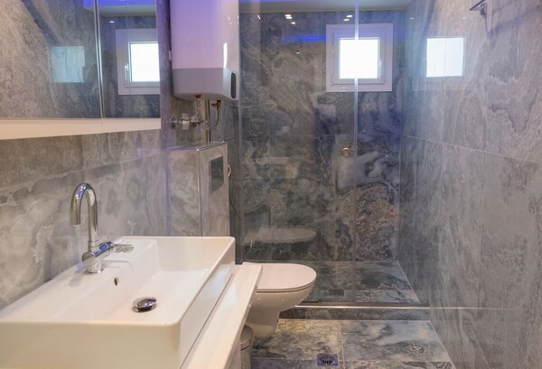 Poseidon 1 : Seaside 2nd-floor Retreat With Sea View Near The Beach! - Катерини
