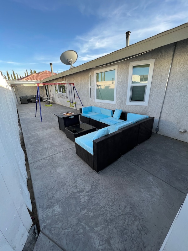 Modern And Comfortable Five-bedroom Home. - Apple Valley, CA
