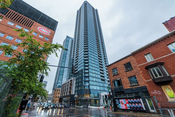 Modern 1 Bdrm Suite - Downtown Montreal! - Montreal