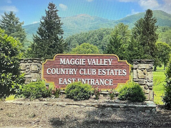 Grandview Point - Views, Fence, Step-free Entry, Golf, Hot Tub, Dogs Allowed - Waynesville, NC