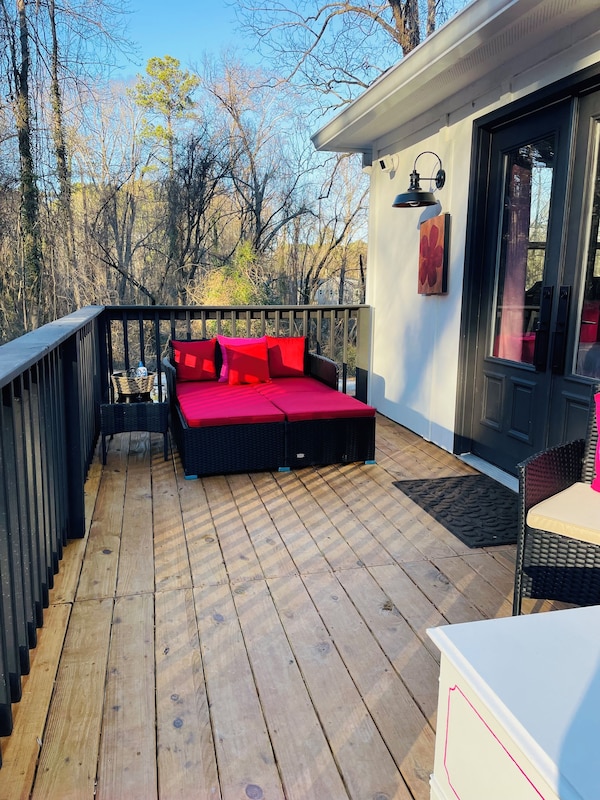 Lovejones Bungalow-luxury Decor, Large Deck & Backyard, Office, 2 Fireplaces - Atlanta, GA