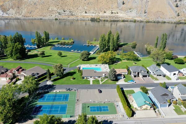 Sun Cove - Lake Entiat - 4 Bedroom + Fenced Yard + Lake And Mountain Views - Manson, WA